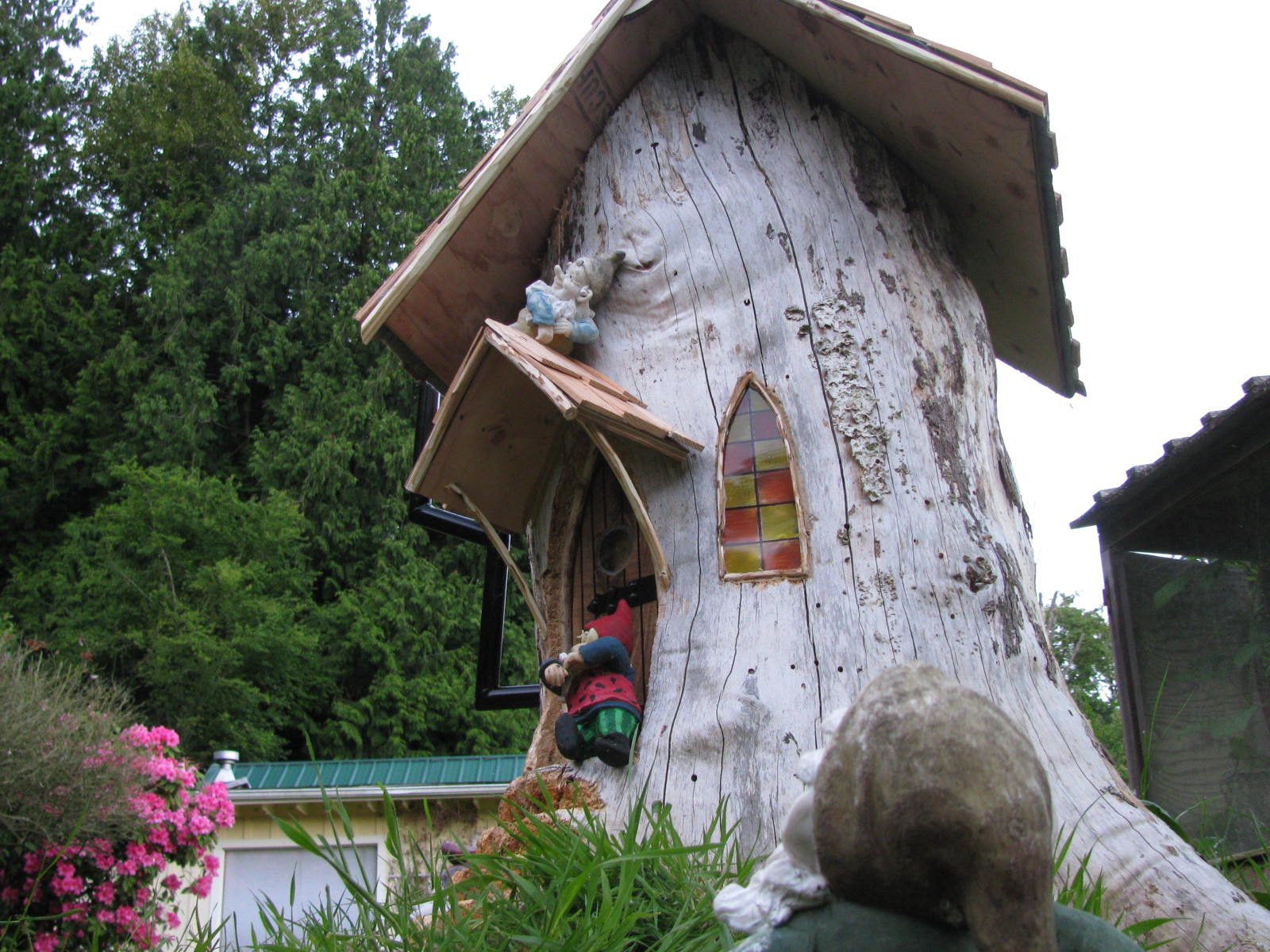 Gnome stump home - Elkinsdiy